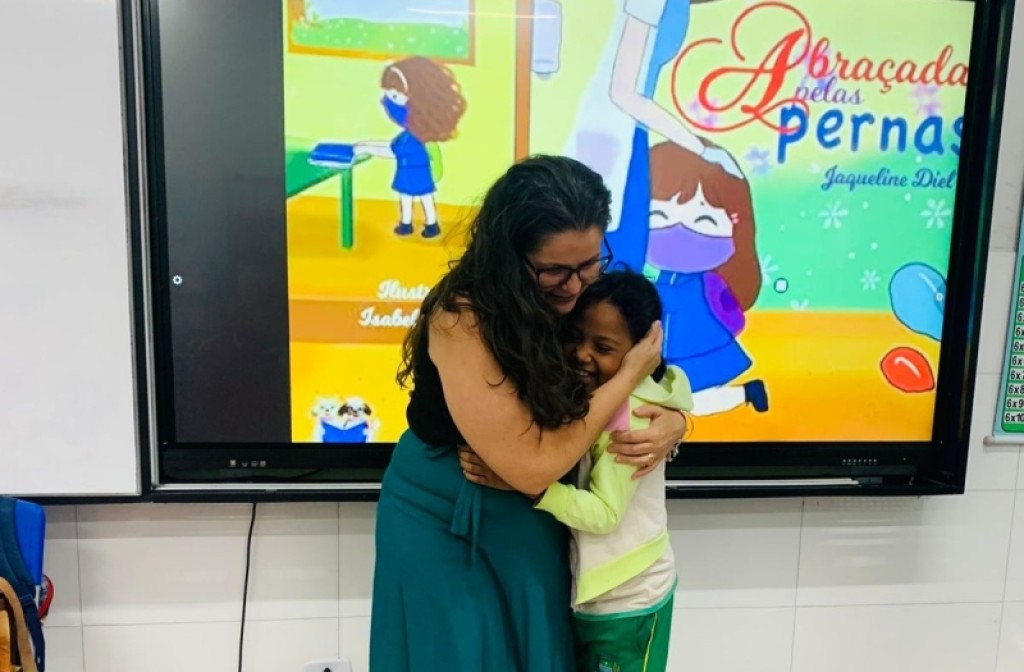 Livro Abraçada pelas Pernas é distribuído em escolas públicas de Sinop